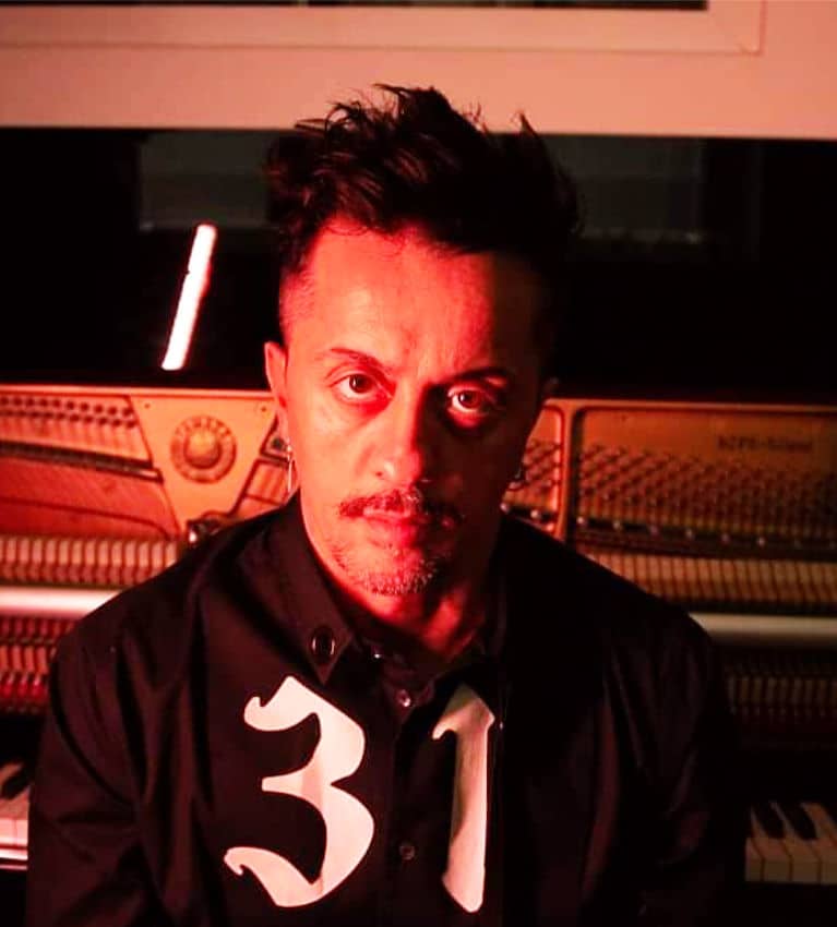 Chi è DARDUST? Il musicista misterioso che sta scrivendo la storia ...