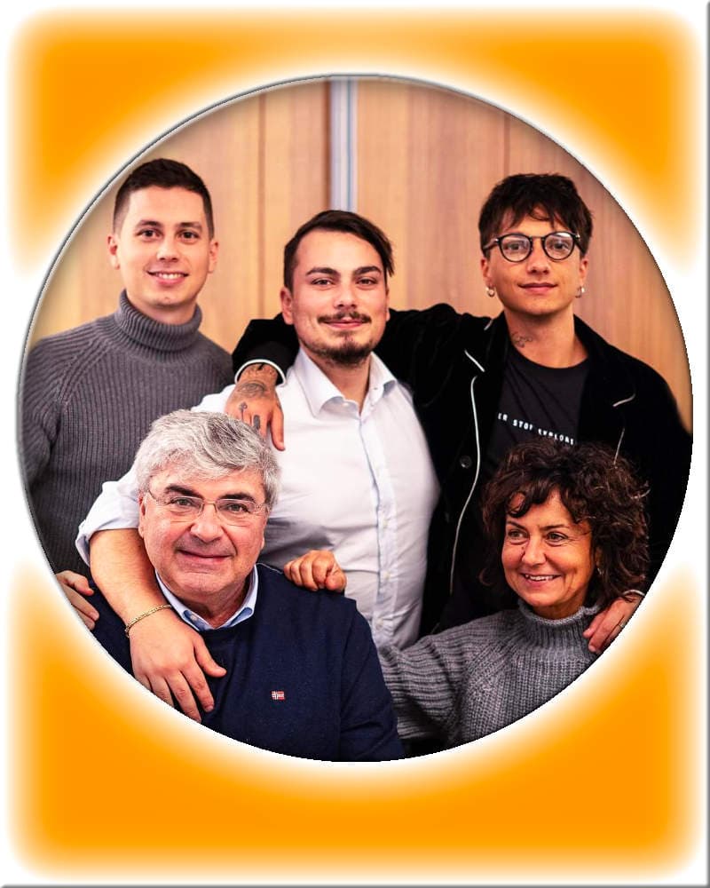 ULTIMO: Chi è il padre Sandro, i fratelli, la madre, dove ha studiato e gli amori • QUOOTIP